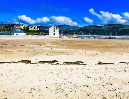 Murder investigation launched after man dies at Barmouth beach ...